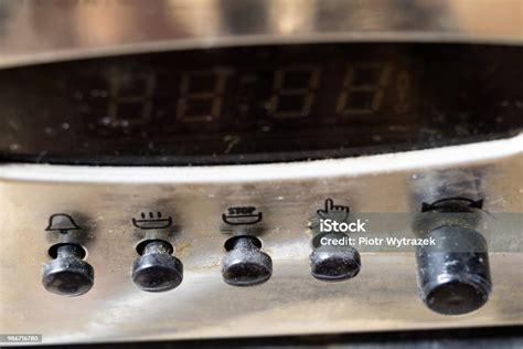 오래 된 더러운 가스 주방입니다 부엌에서 요리를 준비 하기 위한 장치입니다 어두운 배경입니다 가정 생활에 대한 스톡 사진 및 기타 이미지 Istock