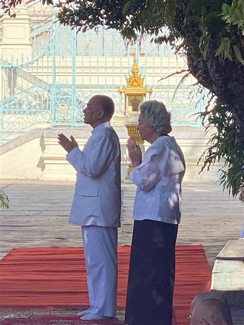 ព្រះករុណា ព្រះមហាក្សត្រ និងសម្តេចម៉ែ ស្តេចយាងជាព្រះរាជាធិបតី ព្រះរាជពិធីសង្ឃទាន