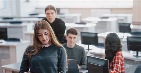 독서 책 현대 사무실에서 일하는 캐주얼 옷을 입은 젊은이들 사진 Unsplash의 우크라이나 이미지