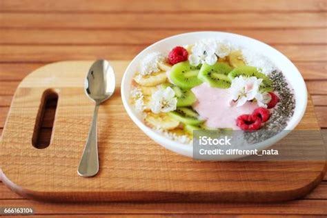 딸기와 바나나 스무디의 키 위 슬라이스 났습니다 코코넛 Chia 씨앗 그릇 건강 식품 개념입니다 0명에 대한 스톡 사진 및 기타 이미지 Istock