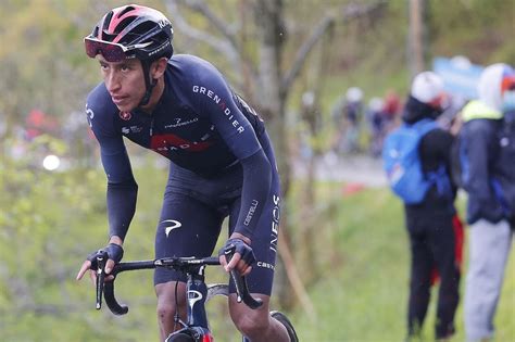 这就是伊根·伯纳尔（egan Bernal）在促销活动中以极快的速度踩踏的方式 Infobae