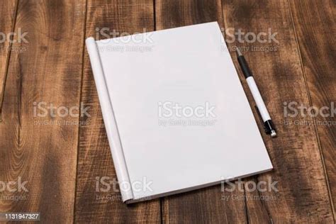목 업 잡지 또는 나무 테이블에 카탈로그 나무 배경에 빈 페이지 또는 메모장 모의 광고 또는 시뮬레이션을 위한 빈 페이지 또는 메모장 0명에 대한 스톡 사진 및 기타 이미지