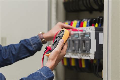 전기 기술자 작업 테스터는 선출 캐비닛 제어에서 전력 전선의 전압과 전류를 측정 한다 Stem 주제에 대한 스톡 사진 및 기타 이미지 Stem 주제 개폐 장치 건강