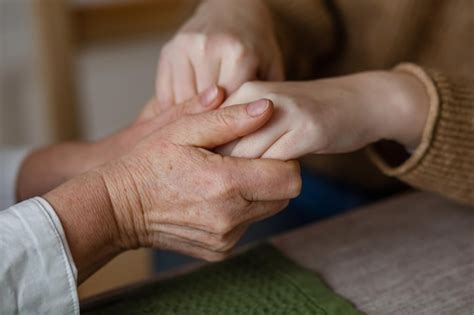 La Madre Madura Cariñosa Del Primer Toca La Mano De La Hija Adulta Que