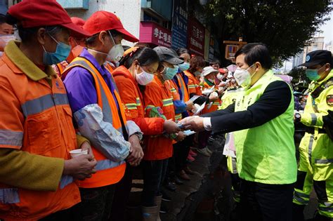 我市志愿者为环卫工人送温暖雷锋精神在战“疫”中闪亮韶关发布