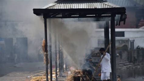 হিন্দুদের শেষকৃত্য প্রক্রিয়ায় কেন মৃতদেহের মাথায় লাঠি দিয়ে আঘাত করা হয় এর পিছনে রয়েছে