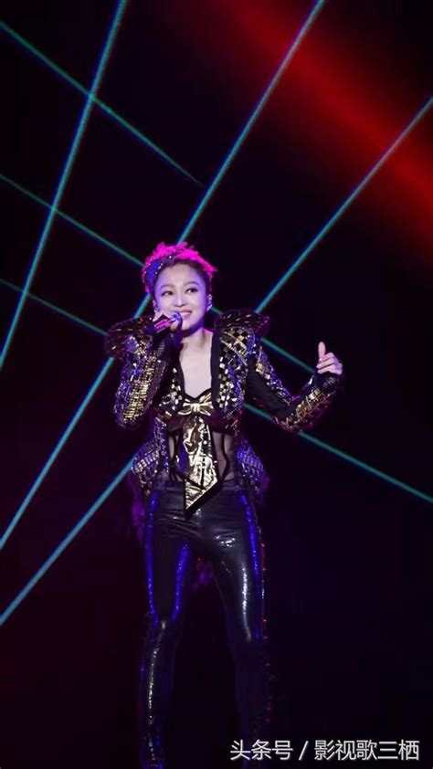 张韶涵世界巡回演唱会长沙站造型性感百变，超短裙露底！ 每日头条