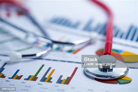 청진기 차트 및 그래프 스프레드 시트 종이 금융 계정 통계 투자 분석 연구 데이터 경제 스프레드 시트 및 비즈니스 회사 개념