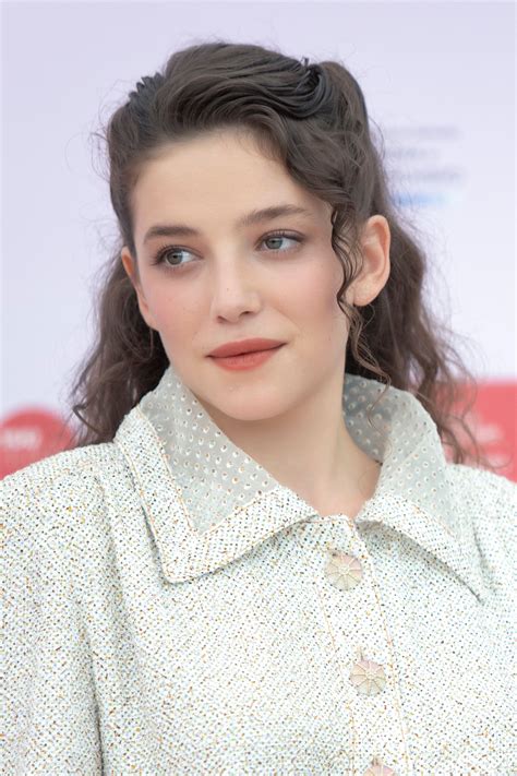 Qui Est Zoé Adjani Star De La Série Filles Du Feu Vogue France