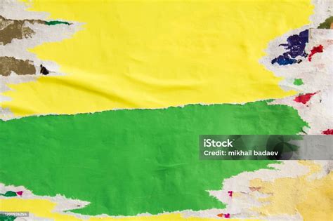 녹색과 노란색 찢어진 오래된 찢어진 종이 포스터 질감 배경도시 간판에 구겨진 플래카드 문자 메시지의 공간을 복사합니다 0명에