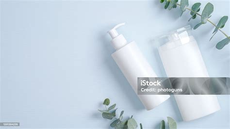 천연 유기농 화장품 개념 Spa 화장품 포장 브랜딩 모형 액체 비누 유칼립투스 녹색 잎 샴푸 병 용기플라스틱 펌프 병으로 설정 된 미니멀 한 플랫 레이 0명에 대한 스톡