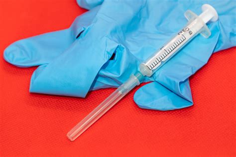 빨간색 파란색 고무 장갑에 화이트 2ml 주사기 매크로 0명에 대한 스톡 사진 및 기타 이미지 0명 건강관리와 의술 검사 보기 Istock