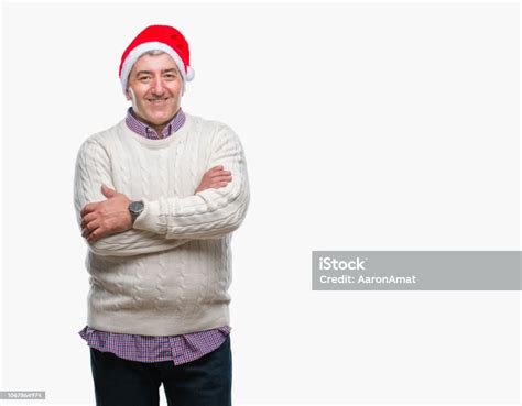 잘생긴 수석 남자 이상의 크리스마스 모자를 입고 행복 한 얼굴을 웃 고 넘어 무기는 카메라 보고 배경 고립 긍정적인 사람입니다 겨울에 대한 스톡 사진 및 기타 이미지