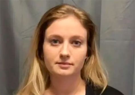 Es La Hija Del Alcalde Del Pueblo Esposa Del Jefe De La Policía Y