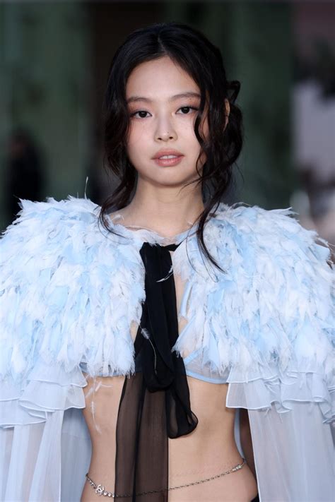 Blackpinks Jennie Flaunts Feminine Flair With Peekaboo Bra Layering