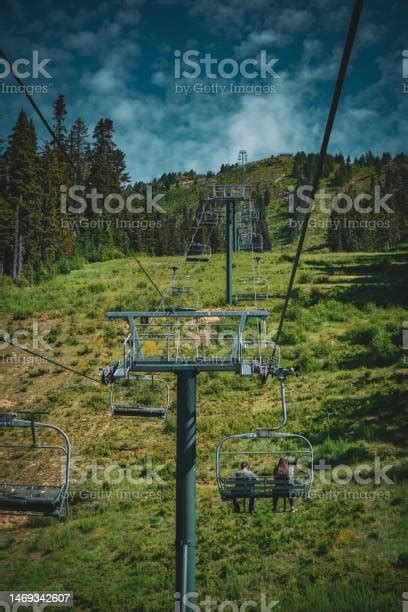 체어리프트스키 리프트 On Mount Washington Courtenaycomox Valleystrathcona 밴쿠버 아일랜드 Bc 캐나다 2명에 대한 스톡 사진 및