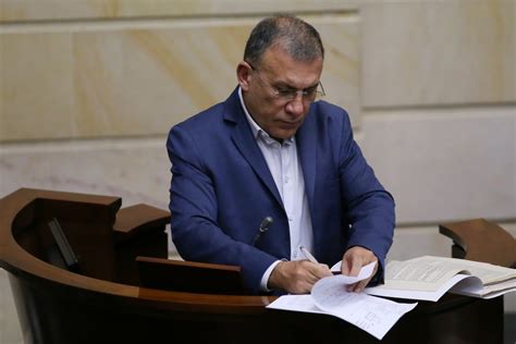 Roy Barreras Entregó Un Millón De Firmas A La Registraduría Para