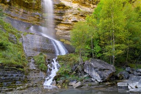 La Ruta Familiar De Solo 30 Minutos Que Lleva A Una Cascada Con Dos Saltos De Agua De 50 Metros