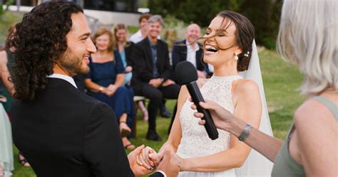 결혼식 사랑 및 신부와 신랑과의 커플은 의식이나 축하 행사에서 전통으로 서약을 이야기합니다 약속 맹세 또는 헌신을하는 남녀와의 행복 웃음 및 결혼 군중에 대한 스톡 사진 및