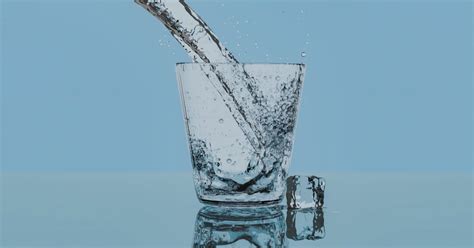 파란색 배경에 물을 채운 유리잔 사진 Unsplash의 튀김 이미지