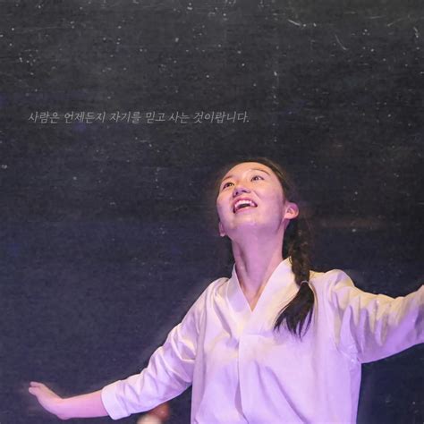 이수임 투명한 창문에 여러 색깔의 물감이 번져간 겨울이었다 내가 알던 푸른 바다가 아니라 내가 알던 빨간 잎에 초록 줄기가 아니라 내가 알던 회색 콘크리트가 아니라