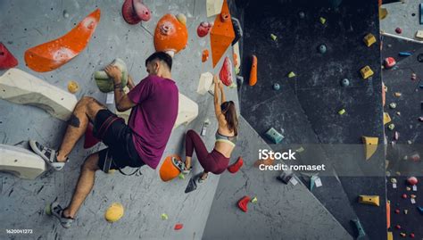 강한 두 명의 등반가가 화려한 그립과 로프로 인공 벽을 올라갑니다 2명에 대한 스톡 사진 및 기타 이미지 2명 건강한 생활방식 근육질 체격 Istock