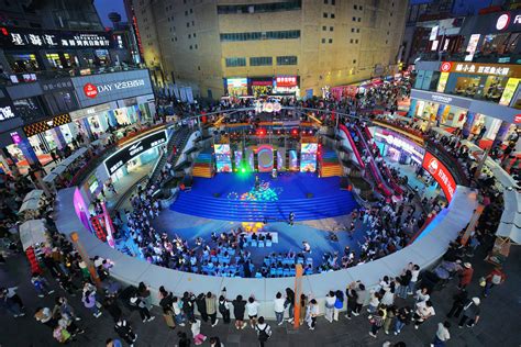 人气商气双提升，二七商圈“五一”开门红色彩进行音乐