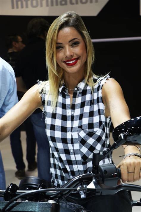 Album Photo Des Hôtesses Ultra Sexy Prennent La Pose Au Salon Moto De