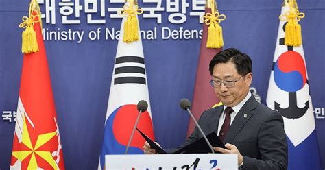 브리핑룸 입장하는 국방부 국방정책실장