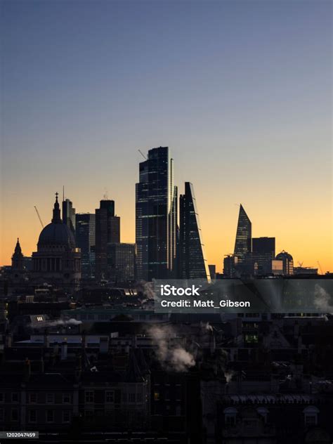 템스 강을 따라 동쪽을 바라보는 런던 시티 사이크라인을 통해 서사시 새벽 일출 풍경 도시 풍경 0명에 대한 스톡 사진 및 기타 이미지 Istock