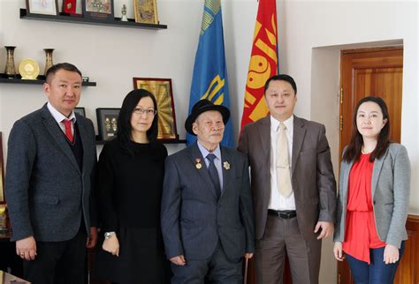 Монгол Улсын Гавьяат багш цол хүртсэн С Дондогт хүндэтгэл үзүүллээ Монгол Улсын Их Сургууль