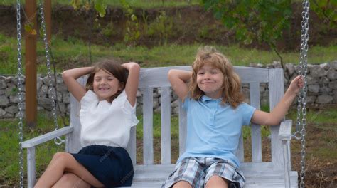 Retrato De Hermano Y Hermana En El Parque De Verano Al Aire Libre Niños