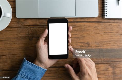 나무 테이블에 빈 흰색 화면과 컴퓨터 노트북과 모형 스마트 폰을 들고 최고 보기 비즈니스 맨 공란에 대한 스톡 사진 및 기타 이미지 Istock