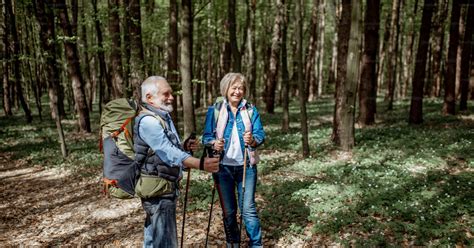 숲에서 배낭과 트레킹 스틱을 들고 하이킹을 하는 아름다운 노부부 은퇴에 대한 활동적인 라이프 스타일의 개념 사진 Unsplash의 자연 이미지