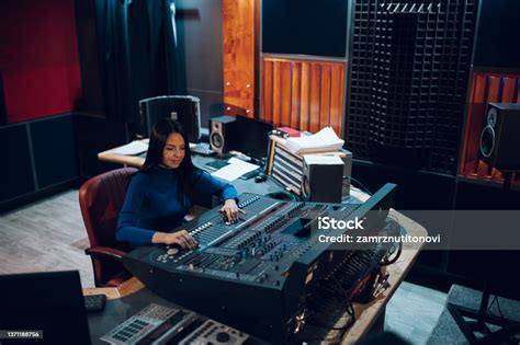 스튜디오에서 믹싱 사운드 보드를 작업 하는 여성 음악 프로듀서 스포츠에 대한 스톡 사진 및 기타 이미지 스포츠 장내 방송 설비 전문 기술 Istock