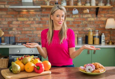 健康饮食与不健康饮食之间的选择 库存照片 图片 包括有 健康饮食与不健康饮食之间的选择 177813550