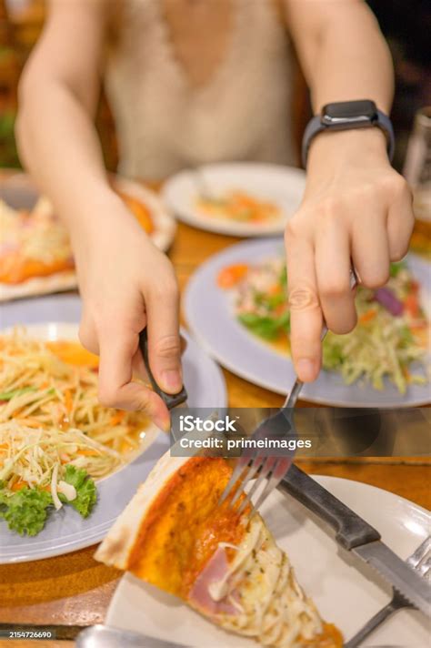 퓨전 길거리 음식 수제 피자와 파파야 샐러드와 라일레이 섬 워킹 스트리트 레스토랑 태국의 얌 건강한 생활방식에 대한 스톡 사진 및 기타 이미지 Istock