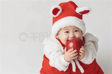 婴幼儿ai数字艺术 婴幼儿简约风格圣诞节婴儿圣诞老人装扮微笑双手捧苹果人像照片 Ai人像免费下载png格式1024像素编号71724370 千图网