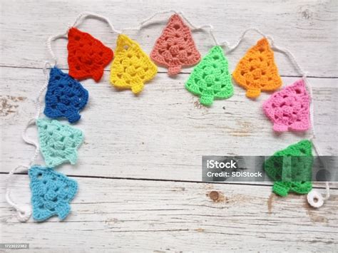 크로 셰 뜨개질 크리스마스 트리 화환 장식 장식 수제 여러 가지 빛깔의 배경 질감 0명에 대한 스톡 사진 및 기타 이미지 0명 Diy 갈란드 장식품 Istock
