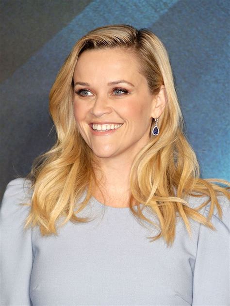 Reese Witherspoon Defies Design Rules With Her Kitchen Wallpaper
