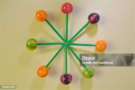 둥근 녹색 스틱에 화려한 롤리팝 파스텔 배경 상단 보기에 여러 가지 빛깔의 사탕 여름과 팝 아트 컨셉 플랫 레이 실제 반사 0명에 대한 스톡 사진 및 기타 이미지 Istock