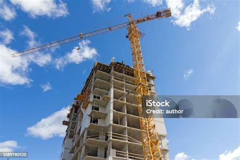 콘크리트 건물 공사 중입니다 모놀리식 구조 콘크리트 건물의 현대적인 건설 콘크리트에서 모놀리식 건물 건설 현장 작업 0명에 대한 스톡 사진 및 기타 이미지 Istock
