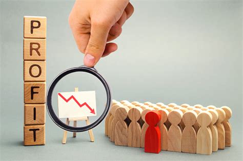 단어 이익 아래쪽 화살표 및 비즈니스 팀과 나무 블록 실패 한 사업 및 파산 이익 감소 투자 손실 경제 위기 금융 시장의 몰락