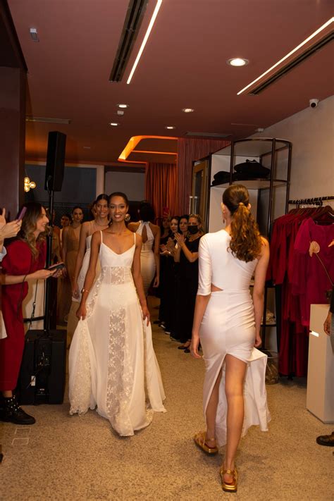 Estilista Lethicia Bronstein Apresenta Sua Coleção De Ano Novo