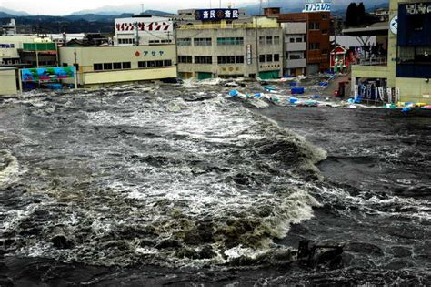 朝日新聞デジタル：津波は黒い塊となって中心部にも容赦なく襲いかかった。魚市場の屋上から撮影（3月11日、宮城県気仙沼市） 朝日新聞が写真で