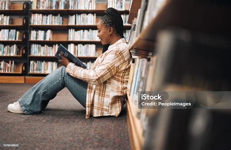 책장 도서관 책 및 흑인 여성 독서 학습 교육 및 대학 대학 또는 캠퍼스에서 지식 검색 시험 또는 영어 프로젝트를 위해 책을 읽는 아프리카 학생 카페트에 대한 스톡 사진 및
