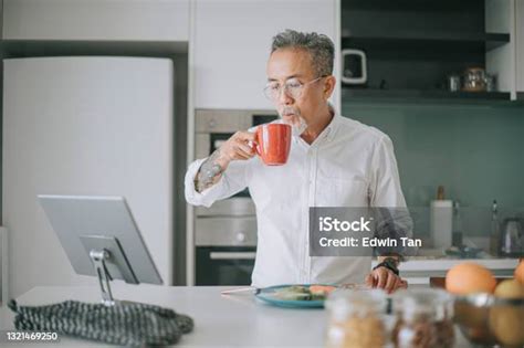아시아 중국어 회색 머리 노인 머리 수염 을 즐기는 커피 아침 식사 부엌 카운터 주말에 디지털 태블릿을 사용 하는 동안 불기에 대한 스톡 사진 및 기타 이미지 Istock