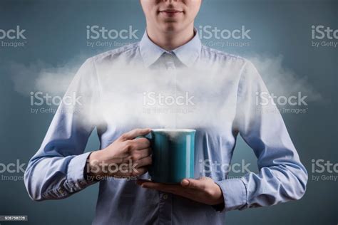 연기 어두운 배경 에 텍스트에 대 한 빈 공간을 가진 차 또는 커피 컵을 들고 사업가 2018년에 대한 스톡 사진 및 기타