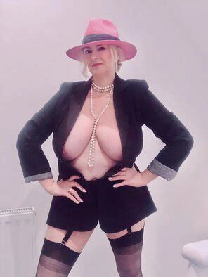 Voluptuous British Masture Woman Photo Gallery