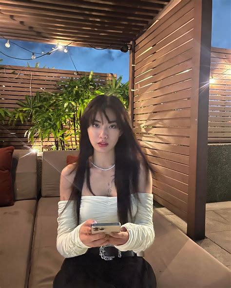 나나 흘러내릴 듯 아슬아슬 오프숄더 톱…청순 섹시 가슴 타투